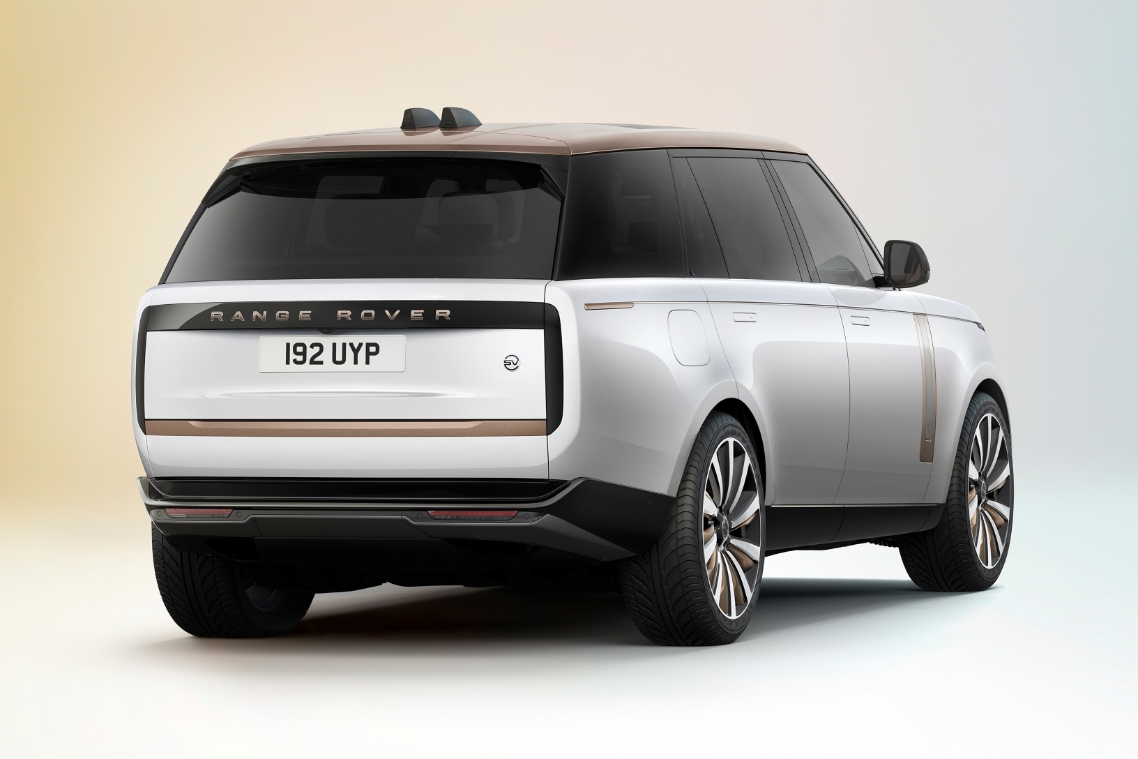 Range Rover SV สายหรูน่านั่งพกพลังเสียบปลั๊กเริ่ม 16.999 ล้านบาท